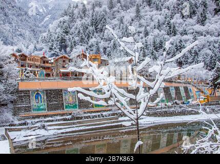 Blick auf den Schnee auf das Gebiet der Yangrong Hade Naizigou Scenic ...