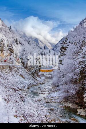 Blick auf den Schnee auf das Gebiet der Yangrong Hade Naizigou Scenic ...