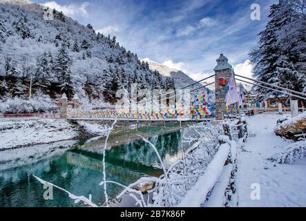 Blick auf den Schnee auf das Gebiet der Yangrong Hade Naizigou Scenic ...
