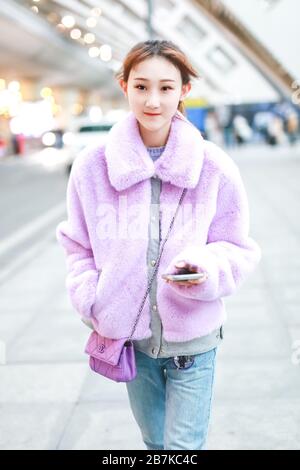 Der chinesische Sänger Chen Xuening kommt vor dem Abflug in Chengdu ...