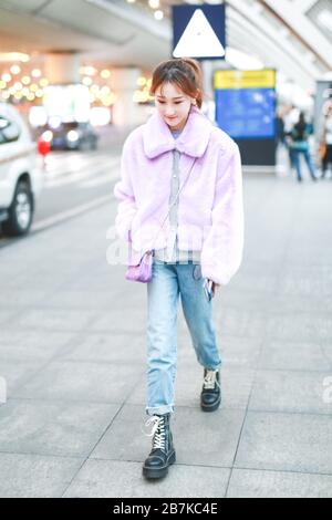 Der chinesische Sänger Chen Xuening kommt vor dem Abflug in Chengdu ...