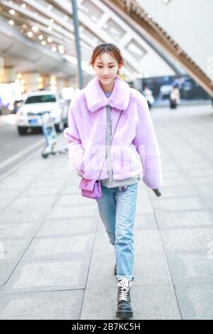 Der chinesische Sänger Chen Xuening kommt vor dem Abflug in Chengdu ...