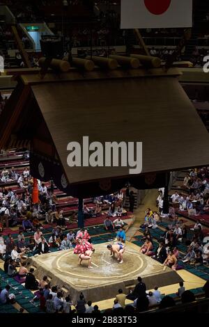 Sumo-Ringer, die sich auf den Kampf im Ringen beim Grand Sumo Turnier ...