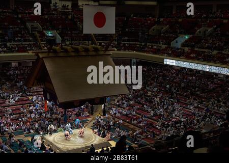 Sumo-Ringer, die sich auf den Kampf im Ringen beim Grand Sumo Turnier ...