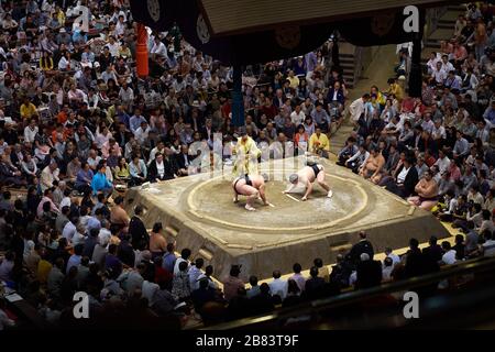 Sumo-Ringer, die sich auf den Kampf im Ringen beim Grand Sumo Turnier ...