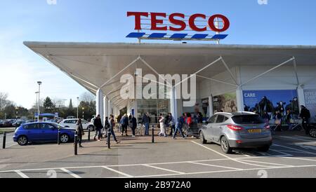 Tesco, Gloucester öffnete seine Türen eine Stunde früh, damit NHS ...