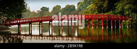 Die rote, die HUC Brücke im Hoan-Kiem-See wider, führt zu Ngoc Son ...