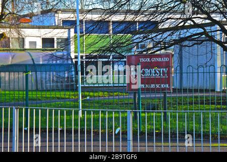 Eine Straßenansicht der Croesty Primary School befindet sich an der ...