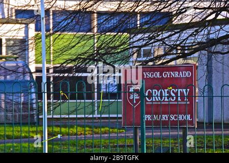 Eine Straßenansicht der Croesty Primary School befindet sich an der ...
