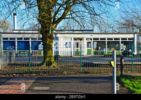 Eine Straßenansicht der Croesty Primary School befindet sich an der ...