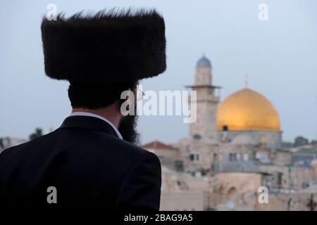 Ein hasidischer Jude, der während des jüdischen Urlaubs von Purim in ...