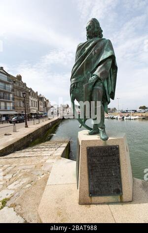 Le Croisic, Frankreich. Die bronzene Pierre Bouguer Gedenkstatue am ...
