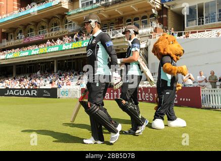 Surreys Eröffnungskämpfer Jason Roy (links) und Dominic Sibiley machen ...