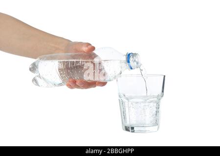 Hand gießt Wasser in Glas aus Wasserkühler mit großer Flasche voll von ...