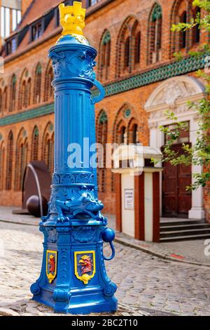 Traditionelle blaue Wasserpumpe mit gryphon-Kopfwappen vom Stadtwappen ...