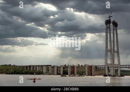 Preobrazhensky-Brücke über den Fluss Dnieper zur Insel Khortitsa in der ...