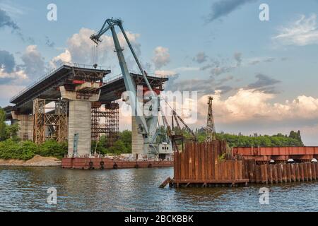 Preobrazhensky-Brücke über den Fluss Dnieper zur Insel Khortitsa in der ...