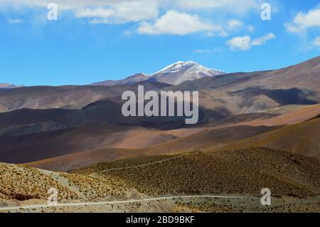 Der Nevado de Quehuar, Quevar oder Queva ist ein Vulkan mit einer Höhe ...