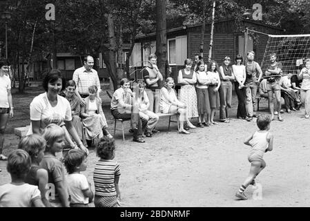 DDR, Sommer, Kinderferienlager der IG Wismut in Binz auf Rügen ...