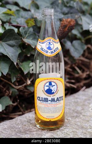 Halbleere Club-Mate Flasche auf einem Park in Zürich Schweiz, März 2020 ...