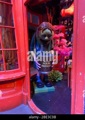 "Weasleys Zauberhafte Zauberscherze Shop, Winkelgasse, Harry Potter ...