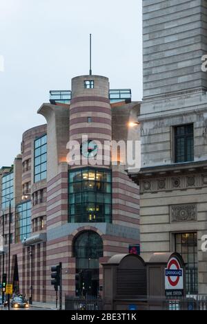 Postmoderne Postmoderne Architektur Pink Limestone Tower Building Coq d ...