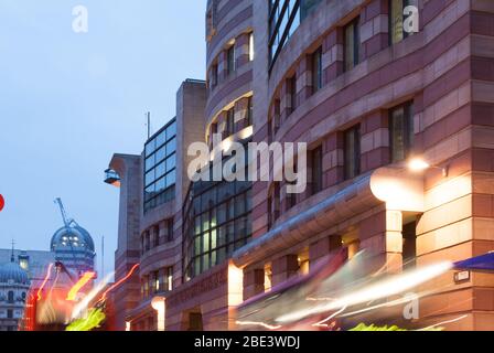 Postmoderne Postmoderne Architektur Pink Limestone Tower Building Coq d ...