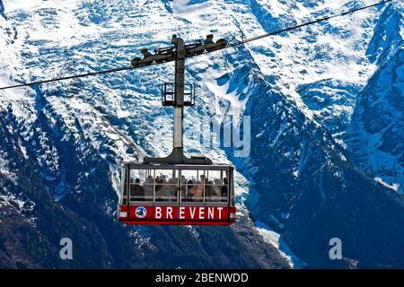 Die Hütte der Brevent Seilbahn fährt auf das Mont Blanc Massiv, Planpraz, Chamonix, Haute-Savoie ...
