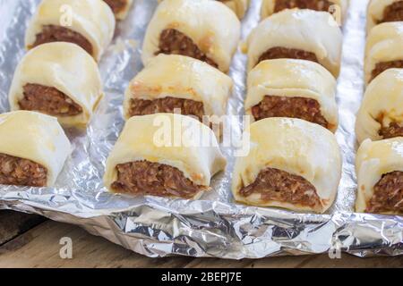 Fleischwurst Brötchen Wurst in Blätterteig gehüllt Stockfotografie - Alamy
