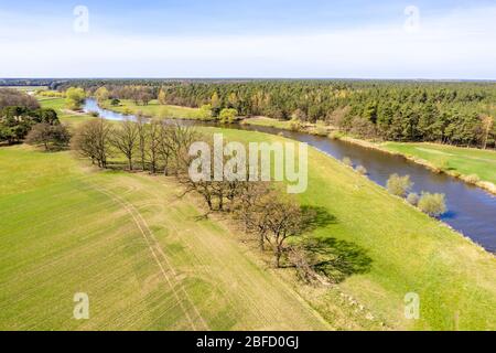 Fluss aller schlängelt sich durch Kulturlandschaft westlich der Stadt ...