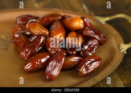 Konzeptfoto von Ramadan-Essen: Datteln Palme, Milch im Glas ...