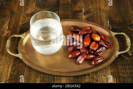 Konzeptfoto von Ramadan-Essen: Datteln Palme, Milch im Glas ...