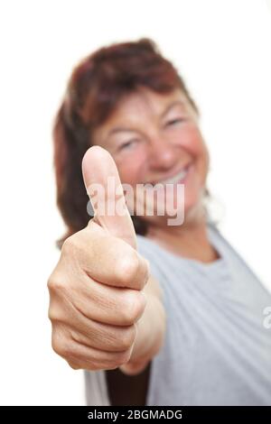 Lachender Rentner hält zufrieden den Daumen hoch Stockfotografie - Alamy