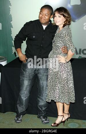 Kyle Massey Jennifer Grey Disney startet "Epic Mickey" in Times Square ...