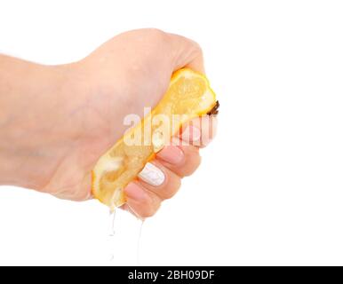 Weibliche Hand Zitronensaft mit Wasser in Glas pressen. Wasser mit ...
