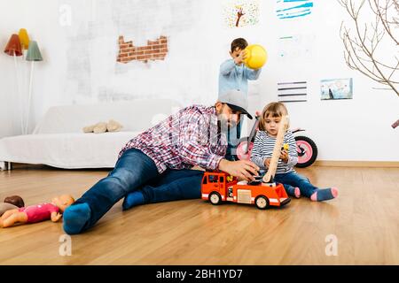 Kleine Kinder mit dem Feuer spielen zu Hause. Ein Kind spielt mit Übereinstimmungen im ...
