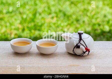 Chinesische Teezeremonie. Master gießen puer Tee Teekanne aus Glas. Pu ...