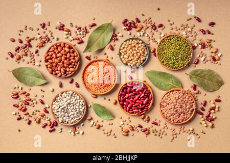 Leguminosen Sortiment, aufgenommen von oben auf einem braunen ...