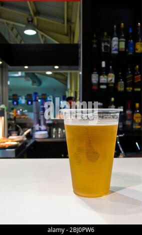 Flughafen Larnaca, Zypern. Bar mit Plastikglas Keo Bier Stockfotografie ...
