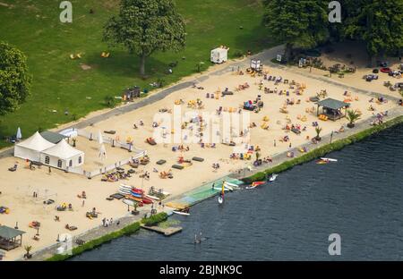 Luftaufnahme des Strandes an der Baldeneysee Seaside Beach Baldeney mit ...