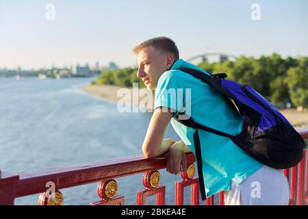Junge hübsche Teenager boy 15 Jahre alt nehmen selfie Bild mit Handy ...
