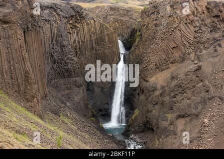 Der atemberaubende Wasserfall Litlanesfoss, wo das Wasser zwischen ...