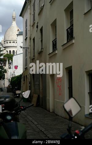 Rue Saint-Rustique die älteste Straße in Montmartre mit der Kuppel der ...
