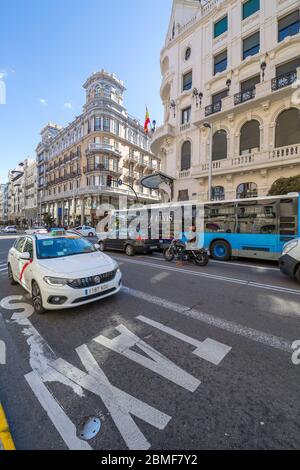 Blick auf Geschäfte und Verkehr auf Gran Via, Madrid, Spanien, Europa ...