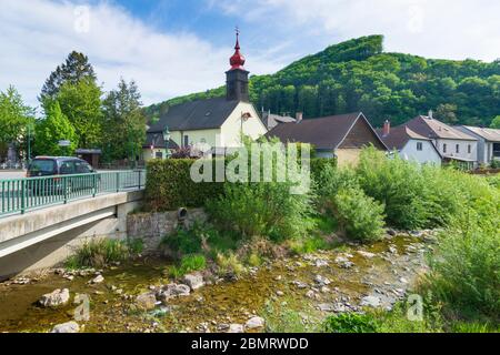 Klausen-Leopoldsdorf: kirche Klausen-Leopoldsdorf, Fluss Schwechat, in ...