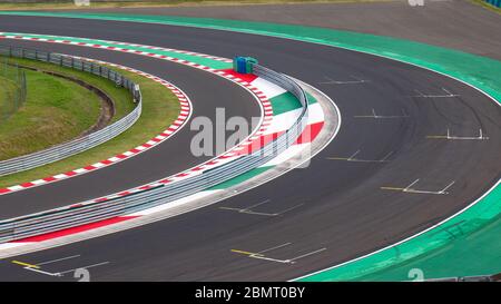 Race Track Kerb mit Reifenspuren. Rote und weiße Bordsteinkanten auf ...