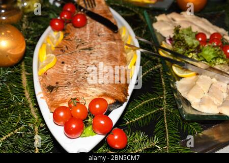 Im Garten am Pool wird während des Brunch-Buffets im Freien ein heißer ...