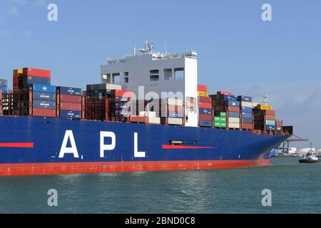 Das Containerschiff APL Lion City wird den Hafen von Rotterdam am 12 ...