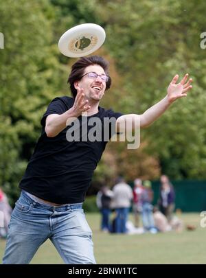 Ein Mann spielt mit einer Frisbee im Endcliffe Park, Sheffield, nach ...