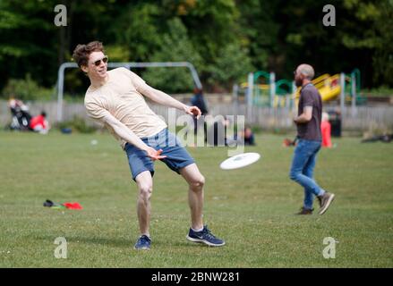 Ein Mann spielt mit einer Frisbee im Endcliffe Park, Sheffield, nach ...